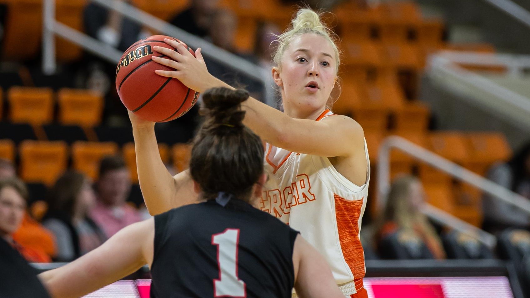 Emily Stradling - seren pêl-fasged Cymru sy'n gwneud enw i'w hun yn yr ...