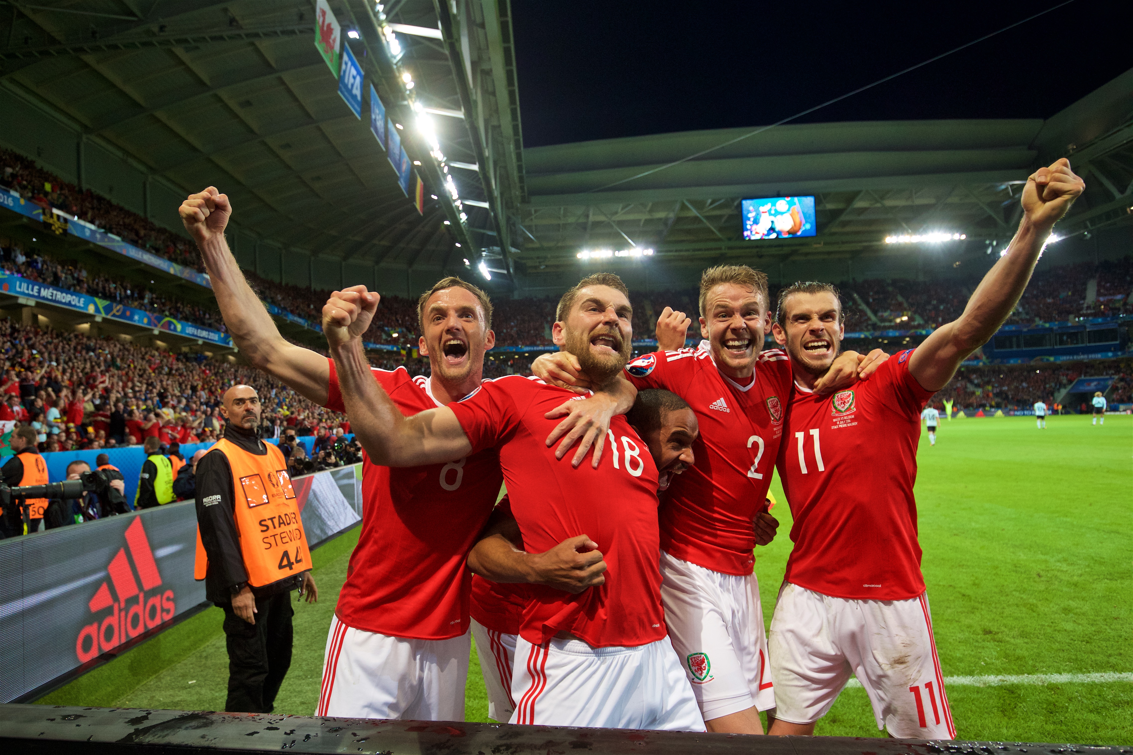 Cipolwg – Mae dwy wythnos fawr yn wynebu pêl droed yng Nghymru ...