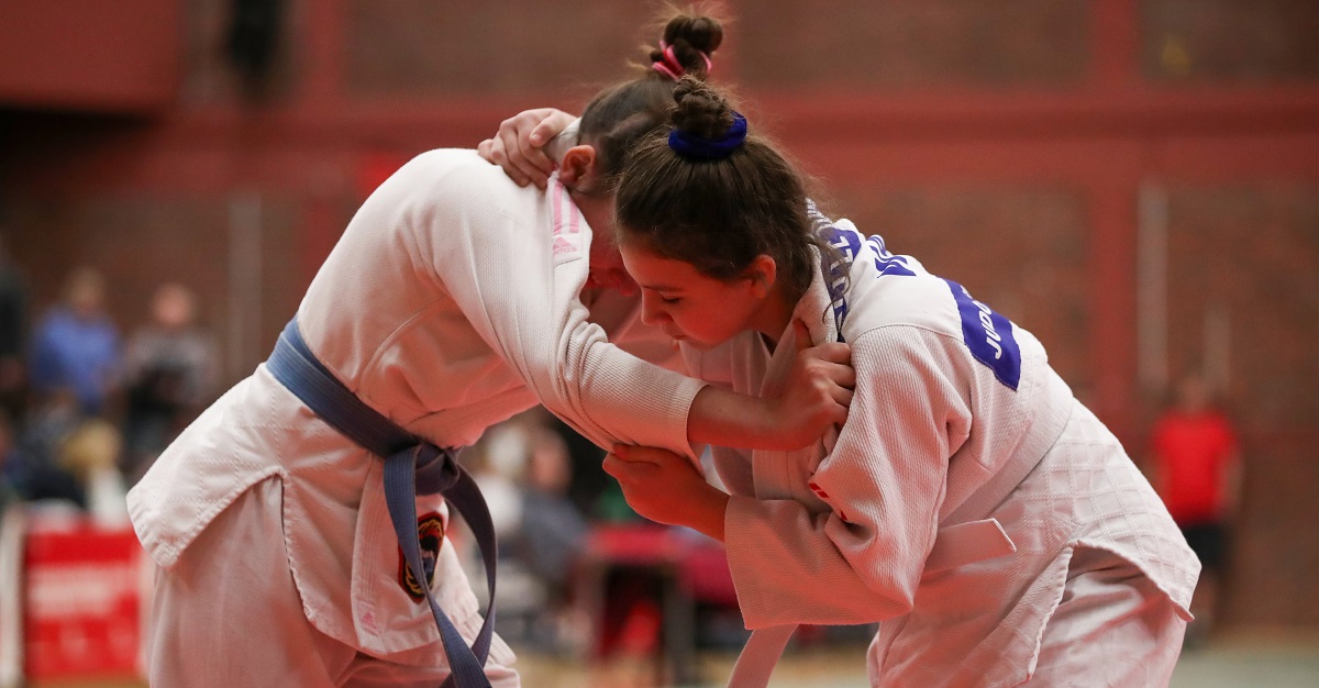 Rhoi gwerth ar gyfraniad chwaraeon i Gymru | Chwaraeon Cymru