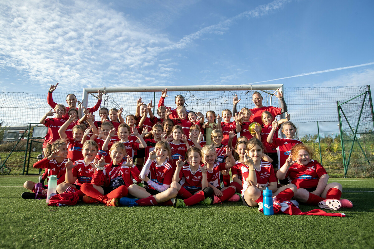 Cyllid y Loteri Genedlaethol yn rhoi cychwyn i glwb pêl droed merched ...